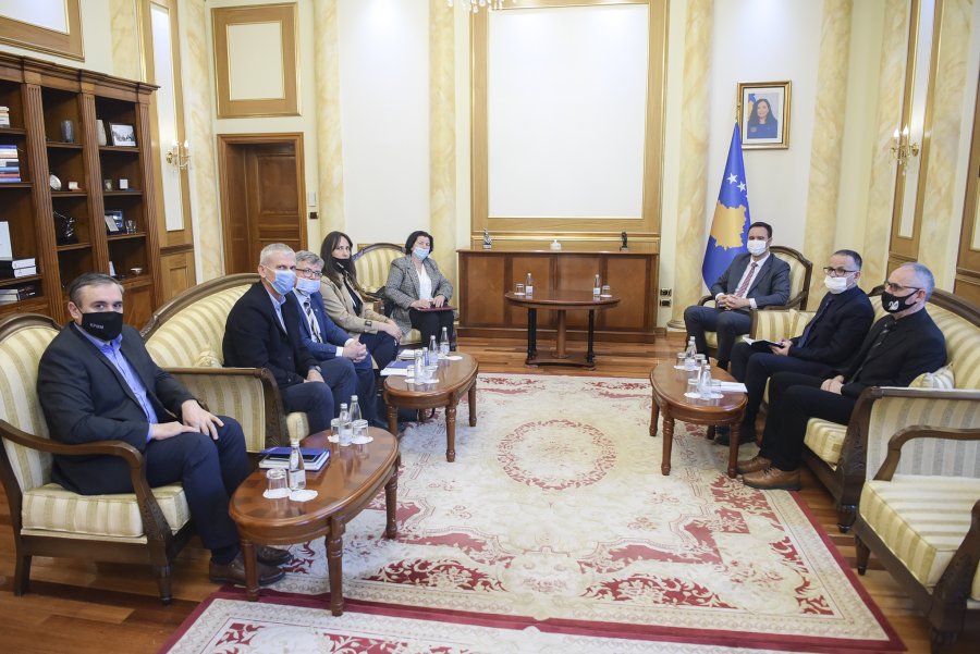 Konjufca priti në takim anëtarët e Bordit të KPMM-së, u premtoi ... Konjufca priti në takim anëtarët e Bordit të KPMM-së, u premtoi ...