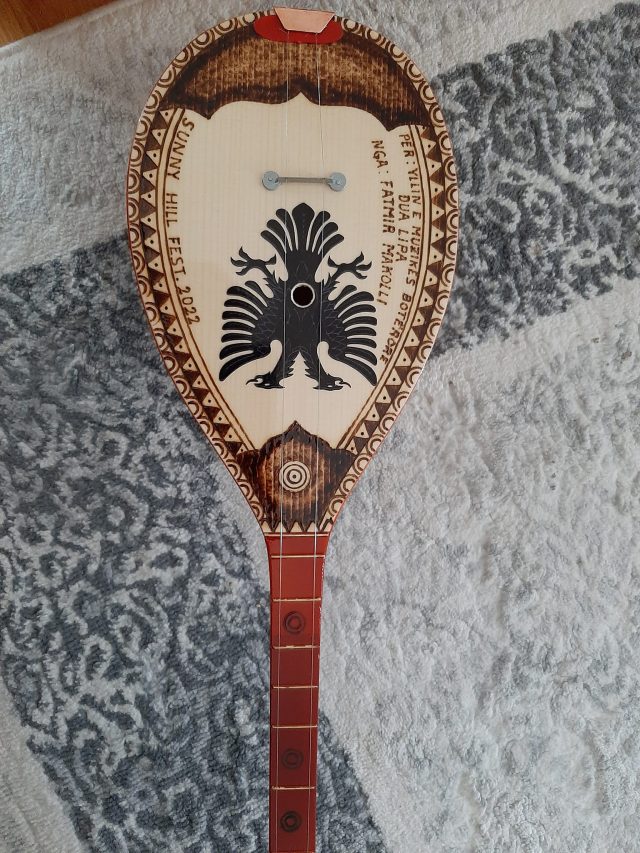 Rapsodi Fatmir Makolli i bën dhuratë një çifteli Dua Lipës - KolonaMedia